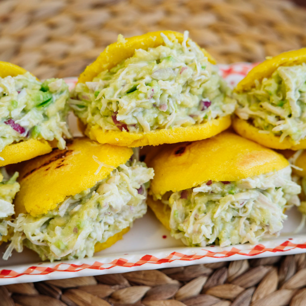 Arepas venezolanas con pollo y aguacate (reina pepiada)
